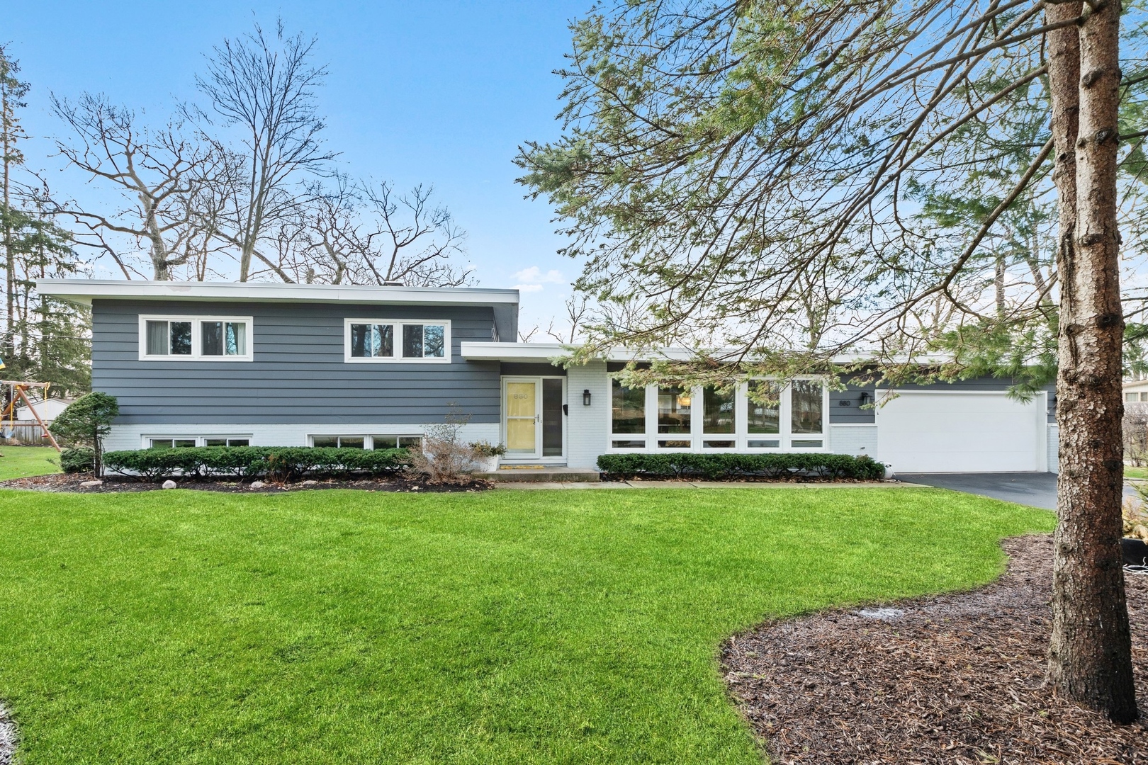 880 Apple Tree Lane Highland Park, IL 60035 | The Karen Schwartz Group